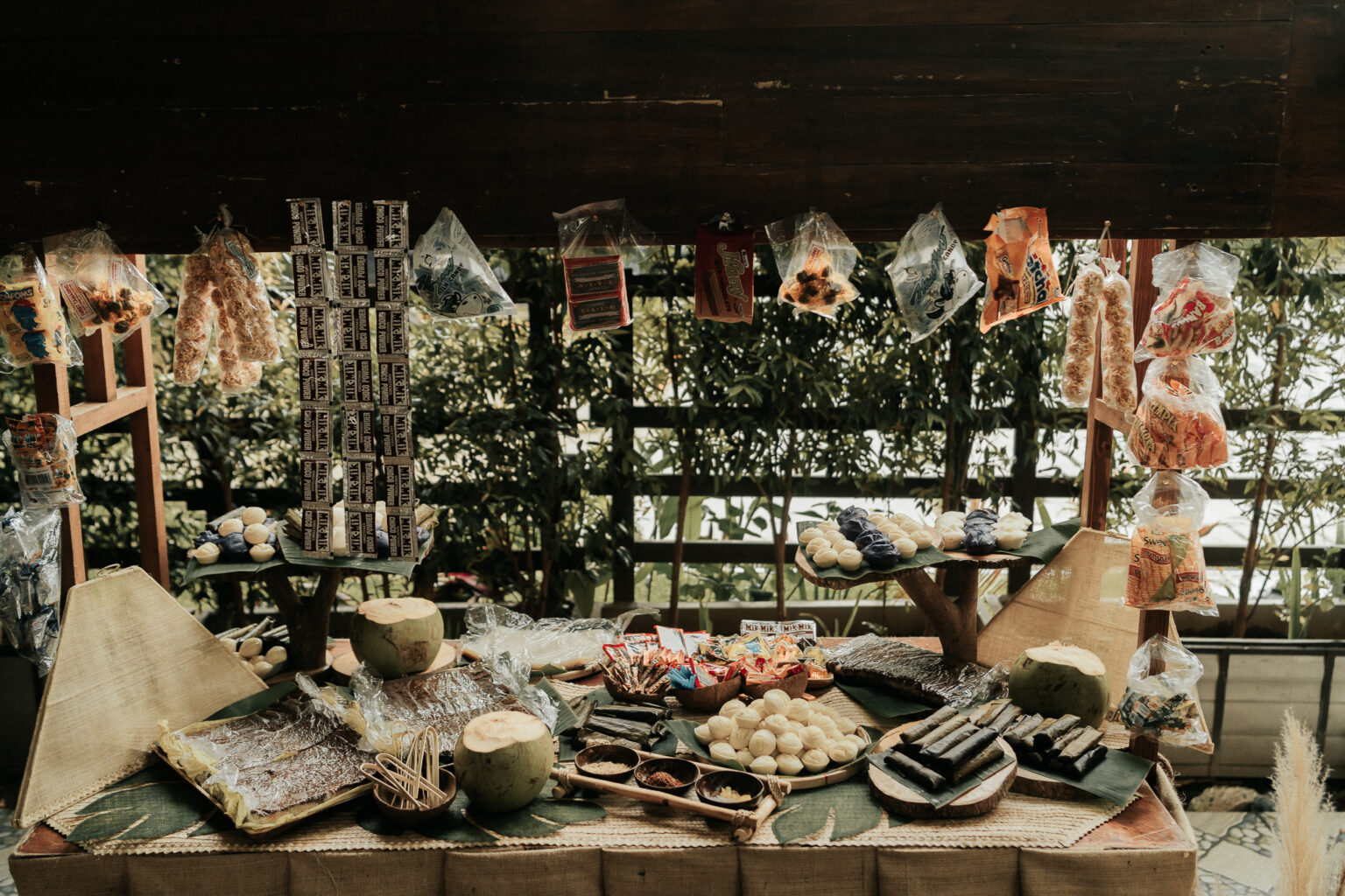 90s Theme Filipiniana Wedding | Philippines Wedding Blog